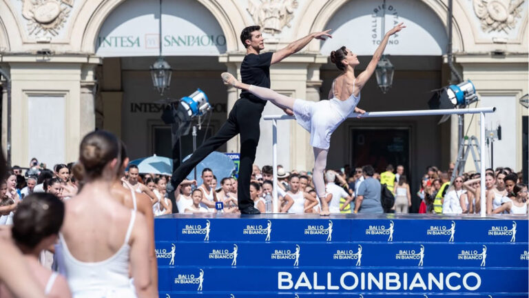 Roberto Bolle porta l’eleganza del suo "Ballo in Bianco" a Torino • L ...